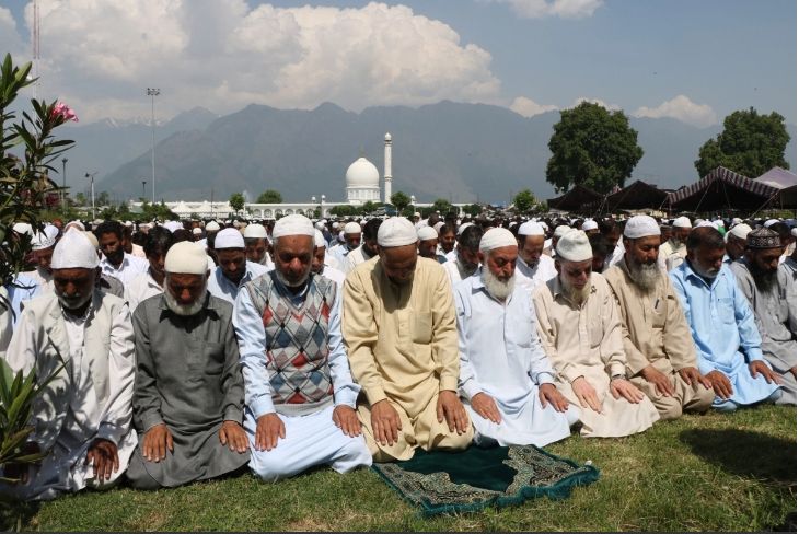 Jumat-al-Wida prayers at Hazratbal Shrine in Srinagar | Scrolller