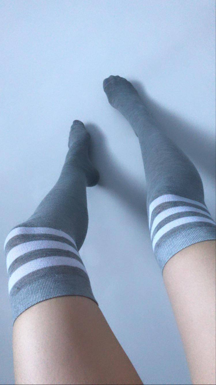 Just a foot goddess looking for a foot slave to drain themselves and worship my bare feet 💵 👠 ...