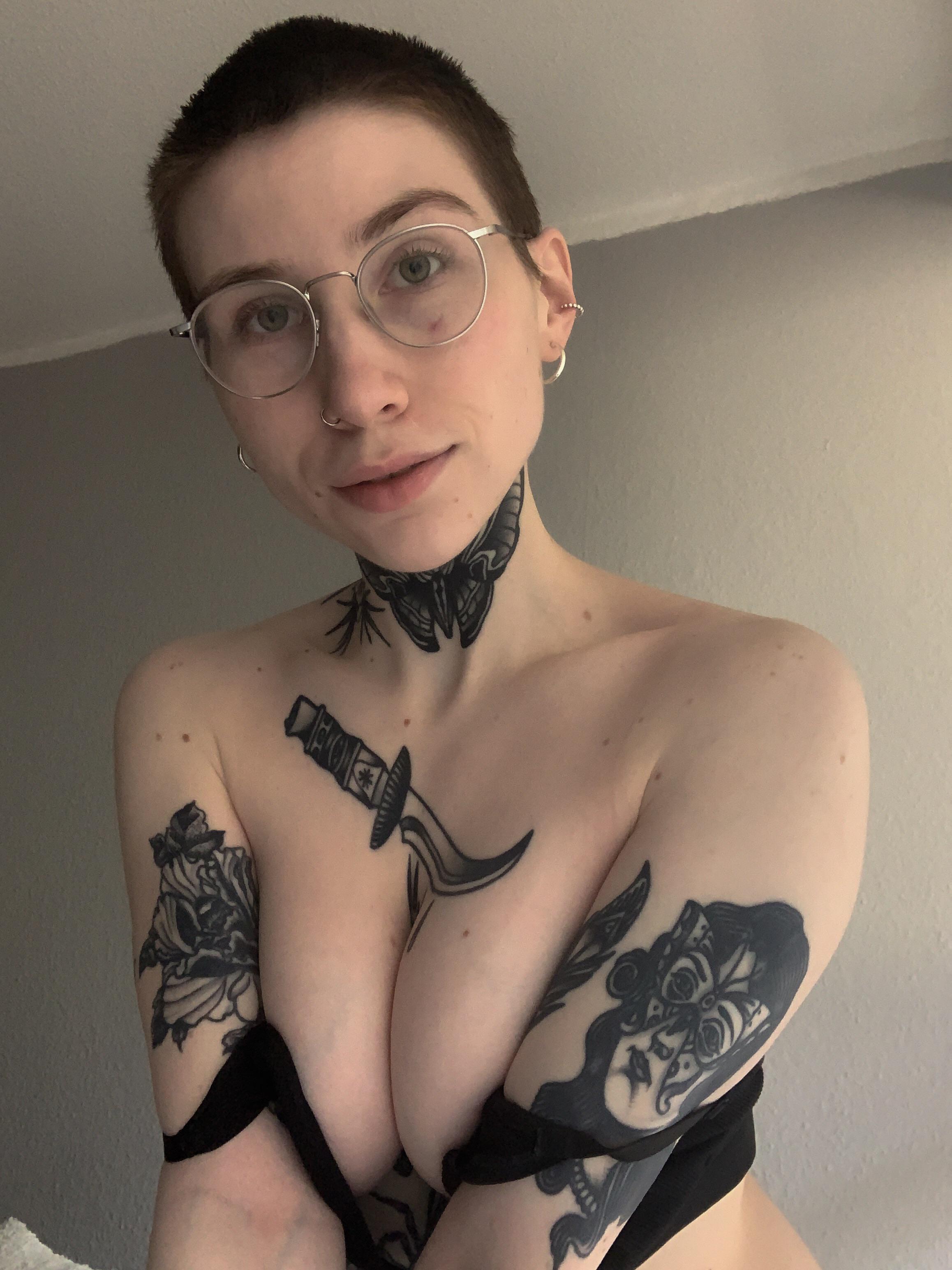 Just a friendly reminder: Glasses are cool and cute. | Scrolller