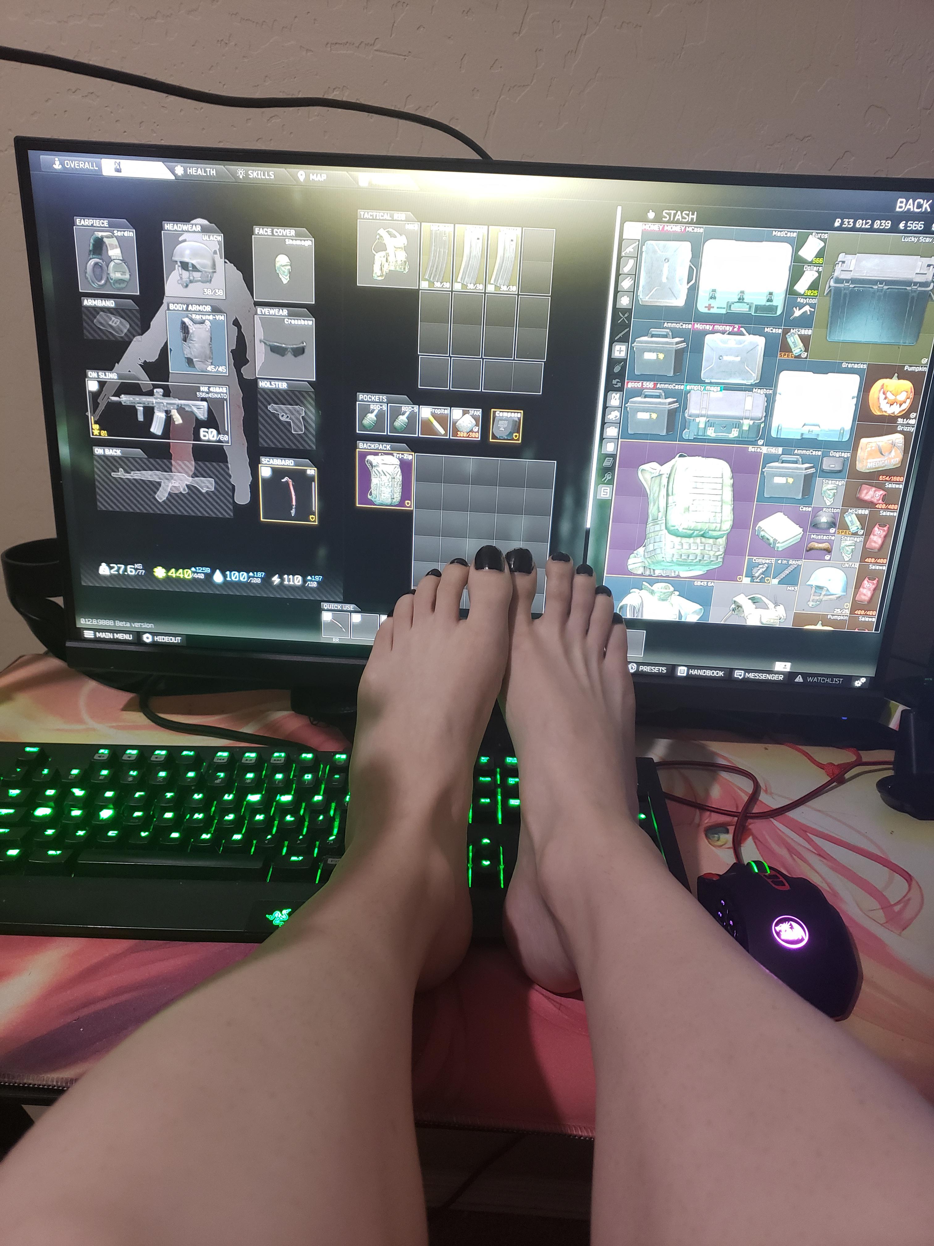 Just some feet while I game | Scrolller
