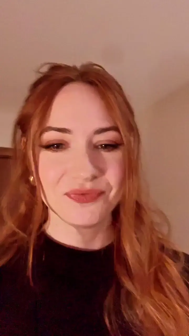 Karen Gillan Scrolller