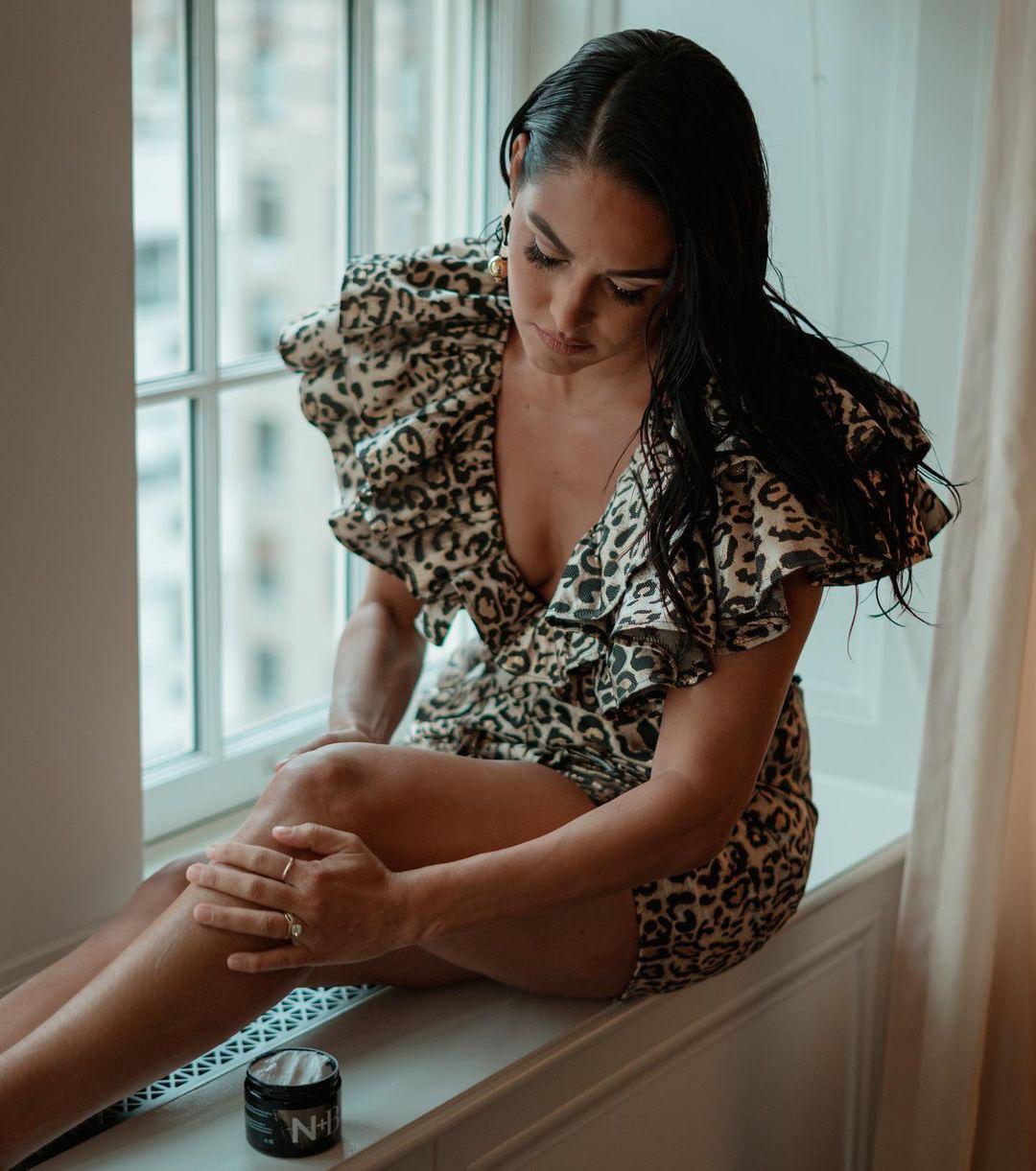 Keeping her legs silky smooth | Scrolller