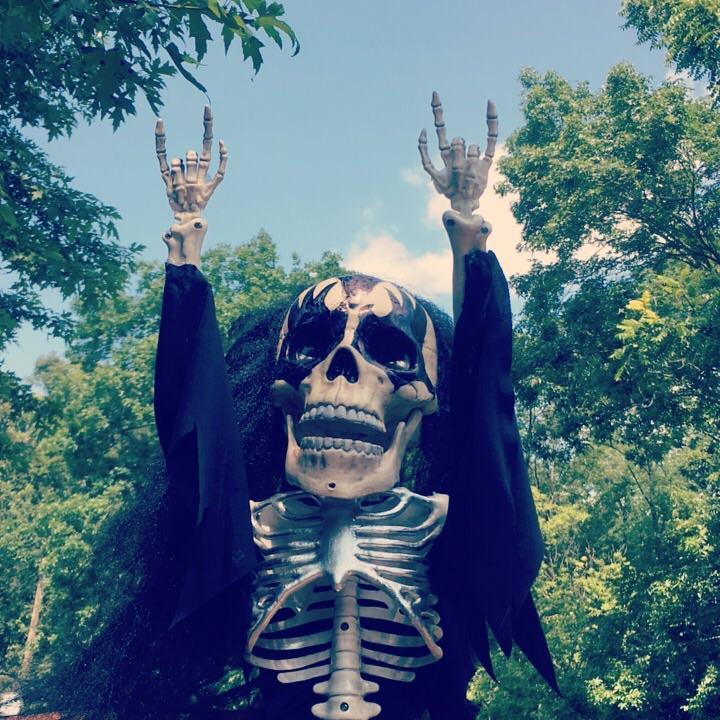 KISS SKELETON! | Scrolller