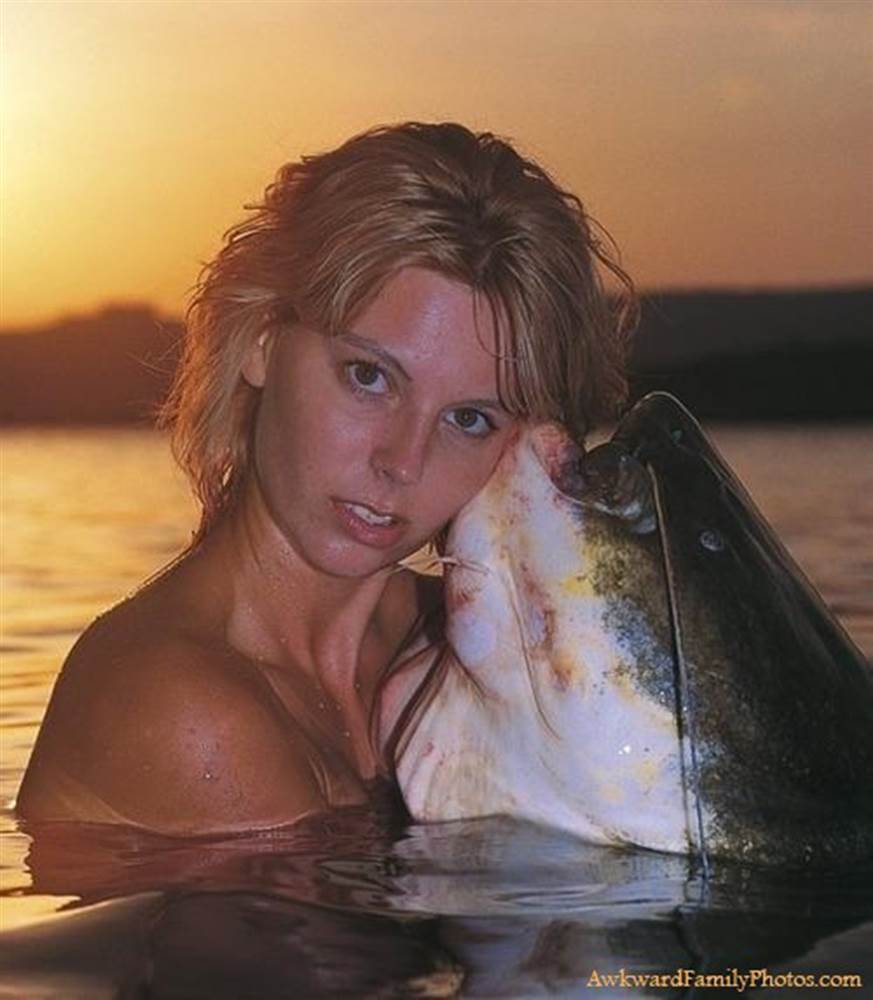 Kissing dead fish? | Scrolller