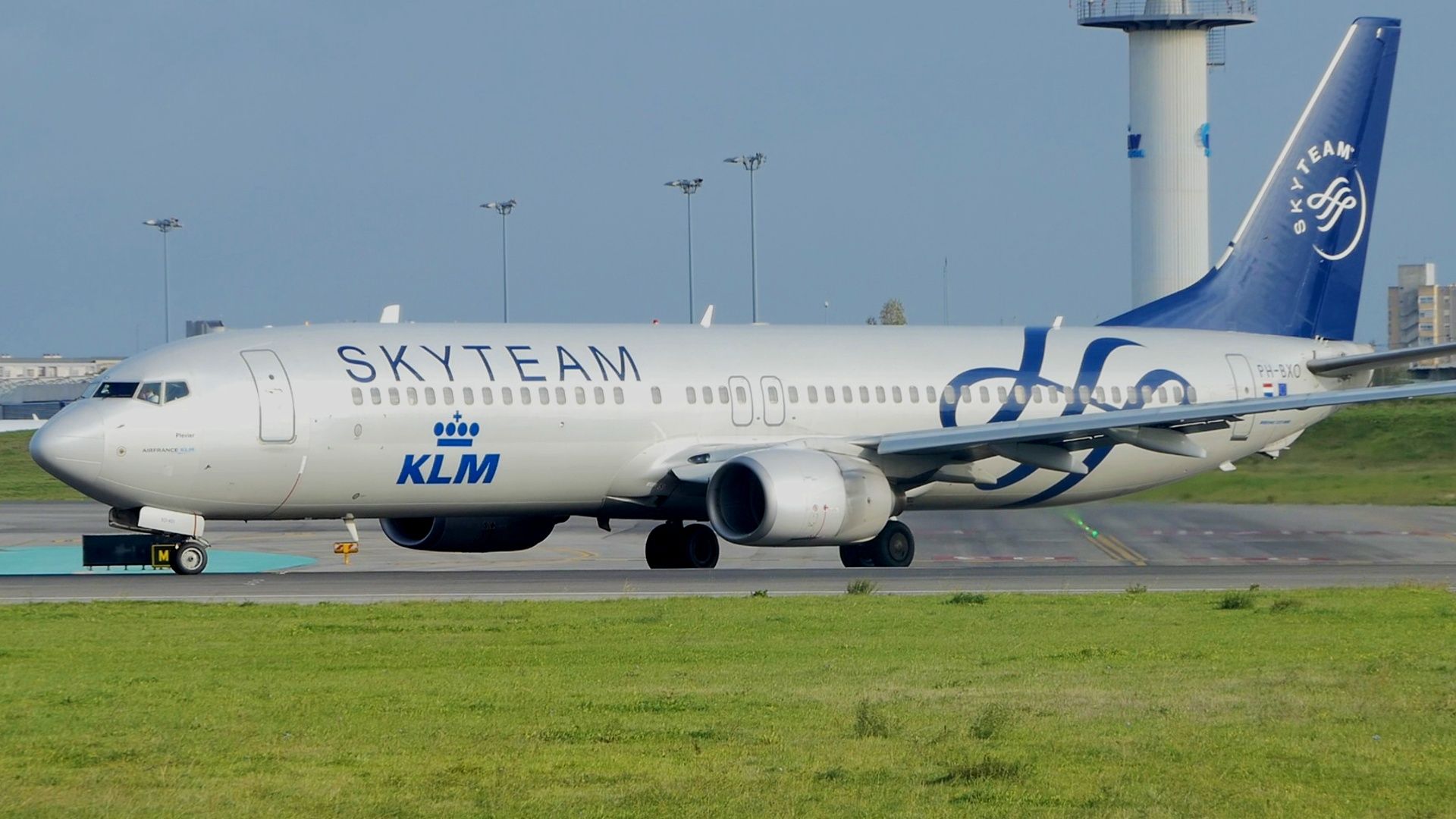 KLM | BOEING 737 | Plane Spotting (LIS) | Scrolller