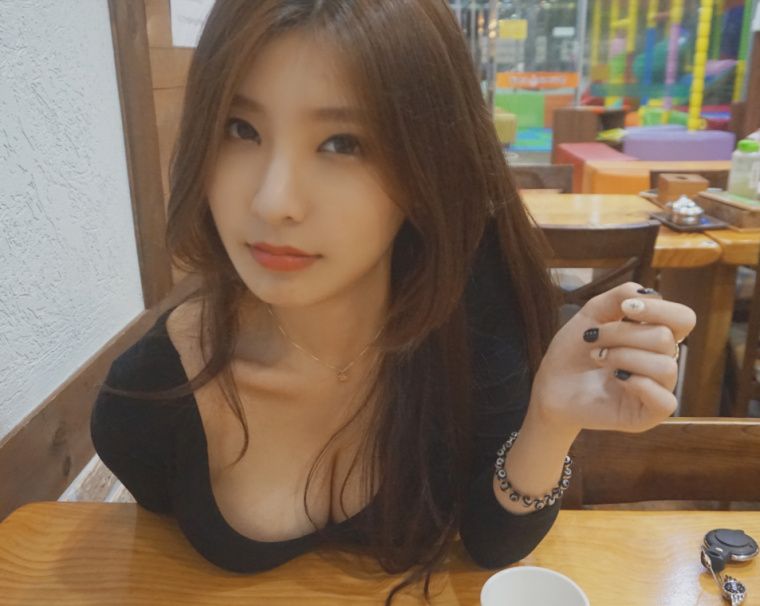 Korean cleavage | Scrolller