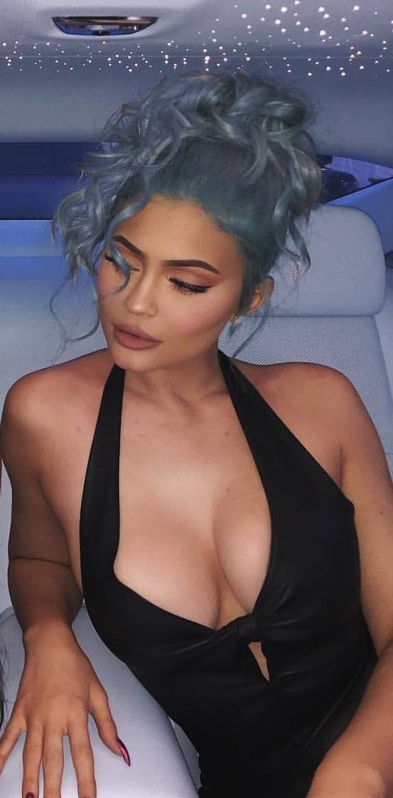 Cleavage city | Scrolller