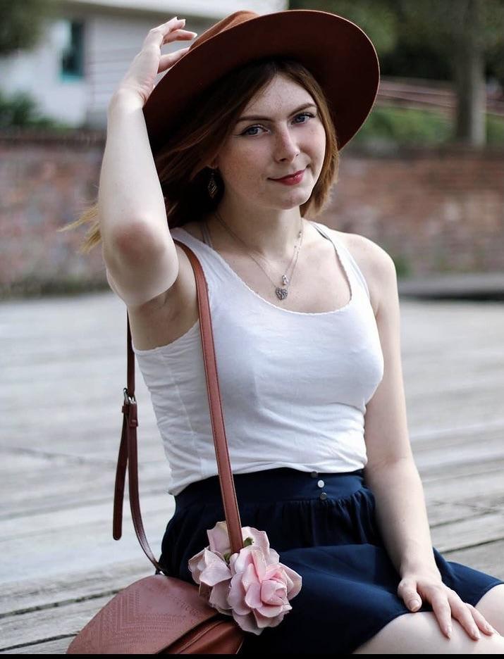 Éléna-Rose Burri | Scrolller