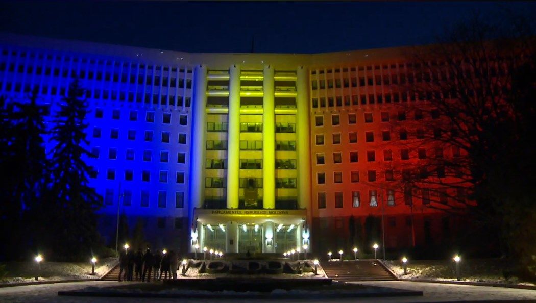 La mulți ani, România! din Chișinău (clădirea Parlamentului, ieri seara) | Scrolller