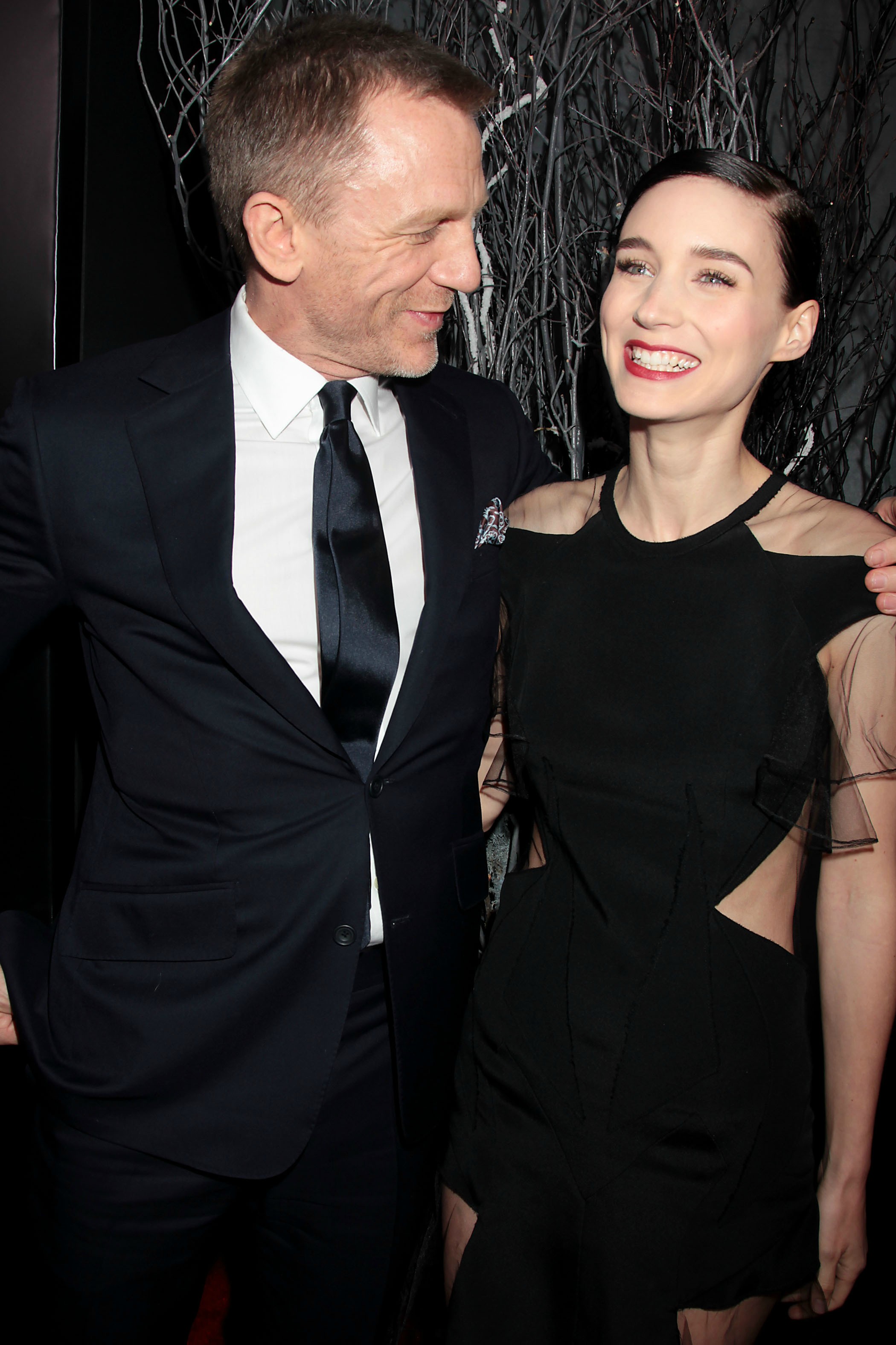 laughing with Daniel Craig | Scrolller