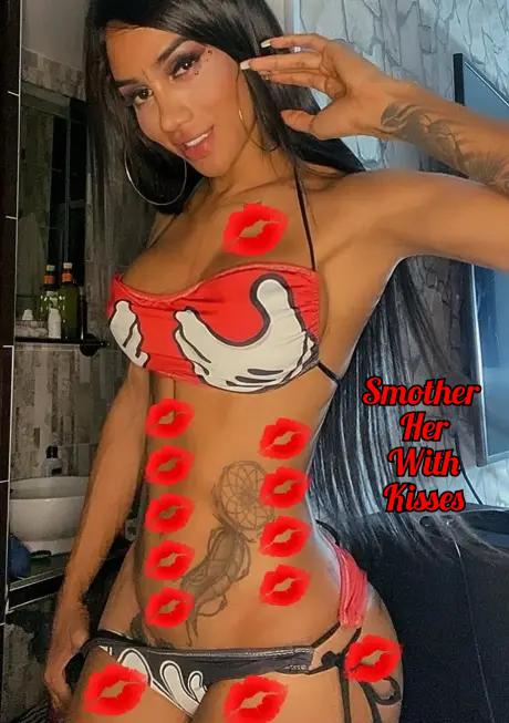 ⚜️ LAURA SAENZ ⚜️🇨🇴 SMOTHER HER WITH KISSES 💋💋💋 | Scrolller