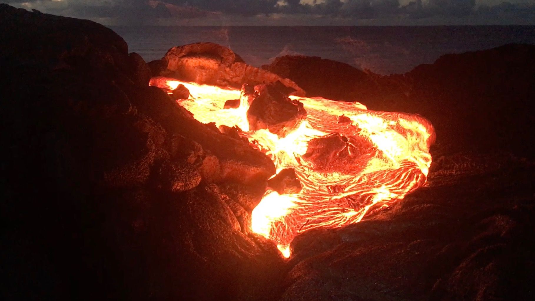 Lava flow close-up [OC] [1818 x 1022] | Scrolller