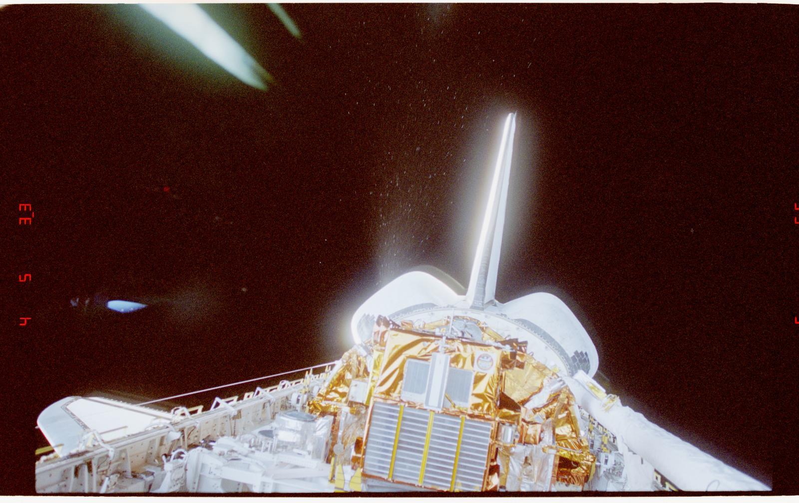 Leaking reaction control system jet R2U during STS-72 [1600 x 1007] | Scrolller