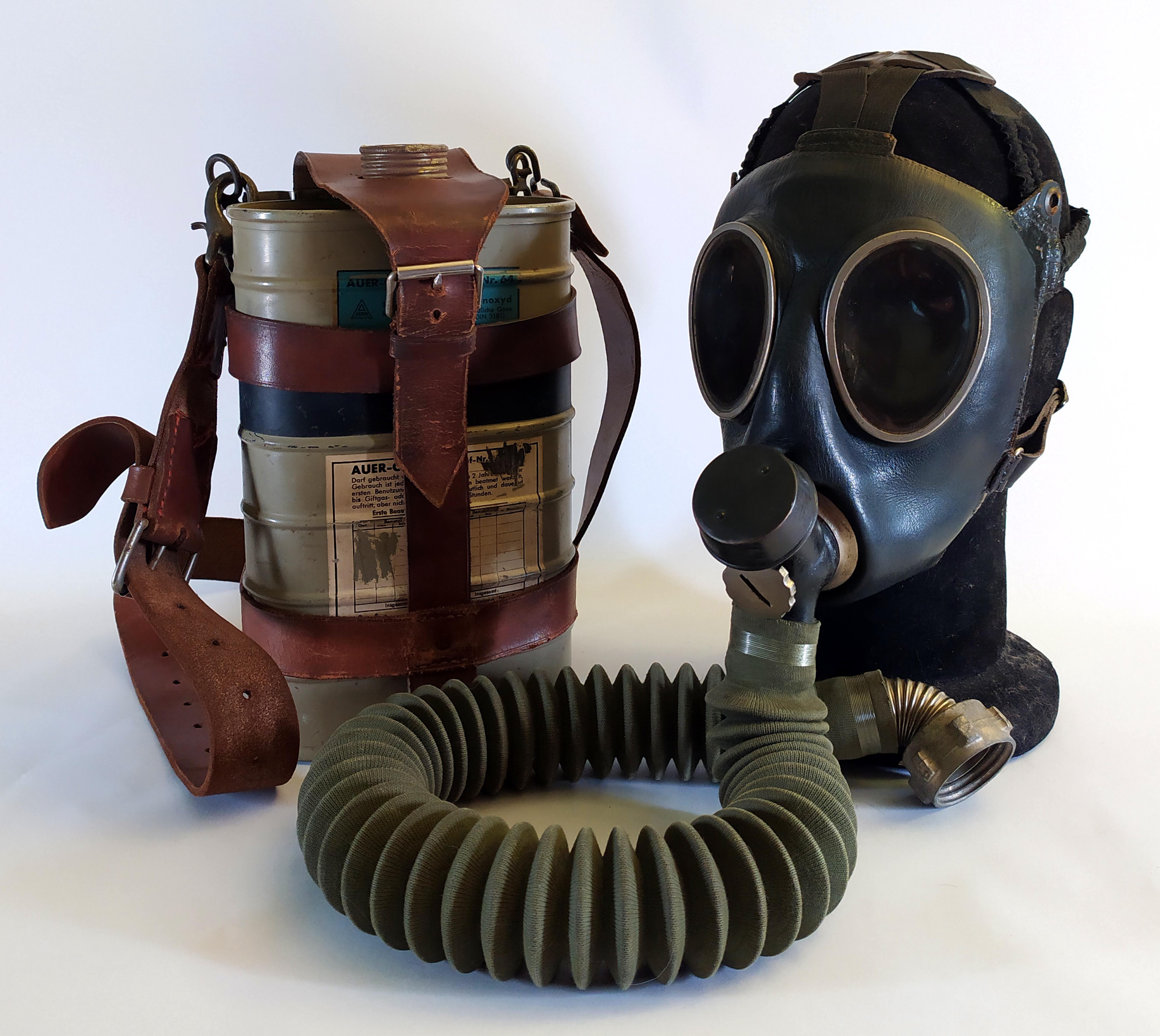 Leder B-maske with CO kit. The facepiece is from 1930 but the rest of ...