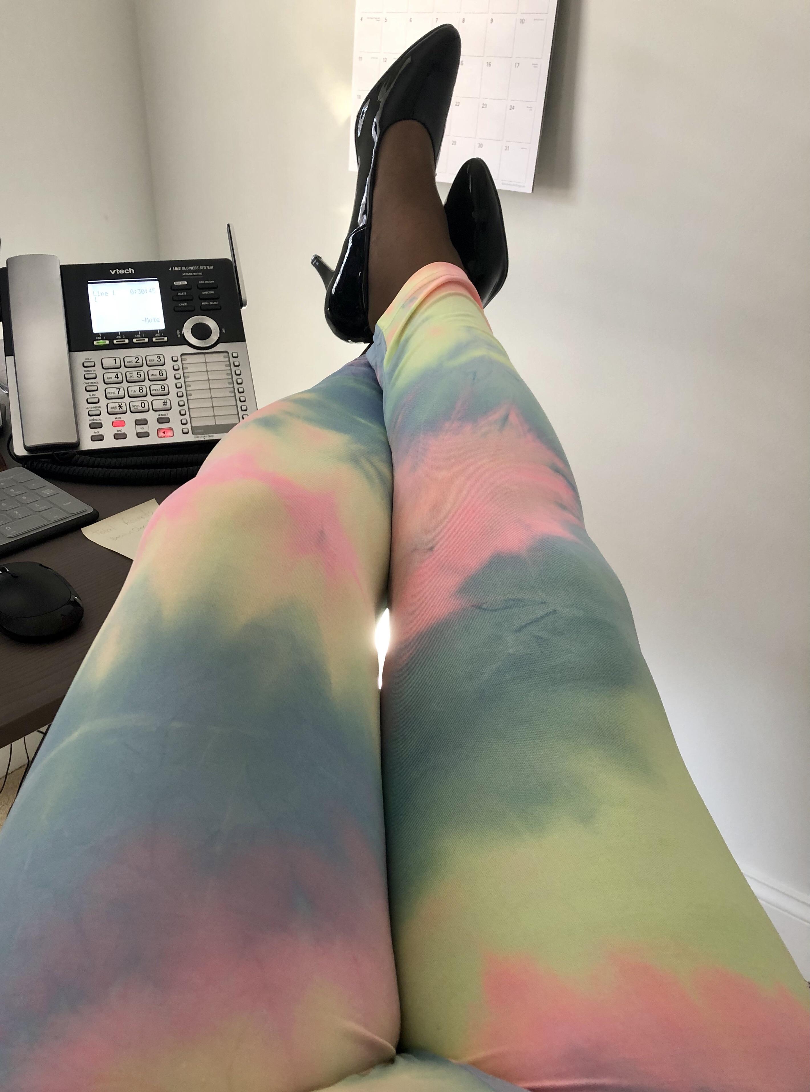 Legs Up in black pumps for a Lonnnnnng Conference Call! 💋 | Scrolller