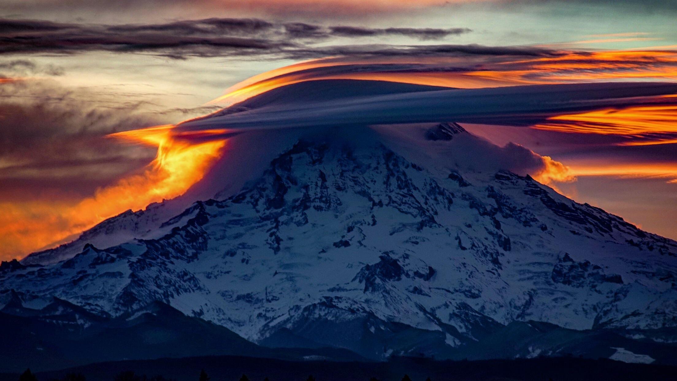Lenticular cloud forming over Mt. Rainier. [OC] | Scrolller