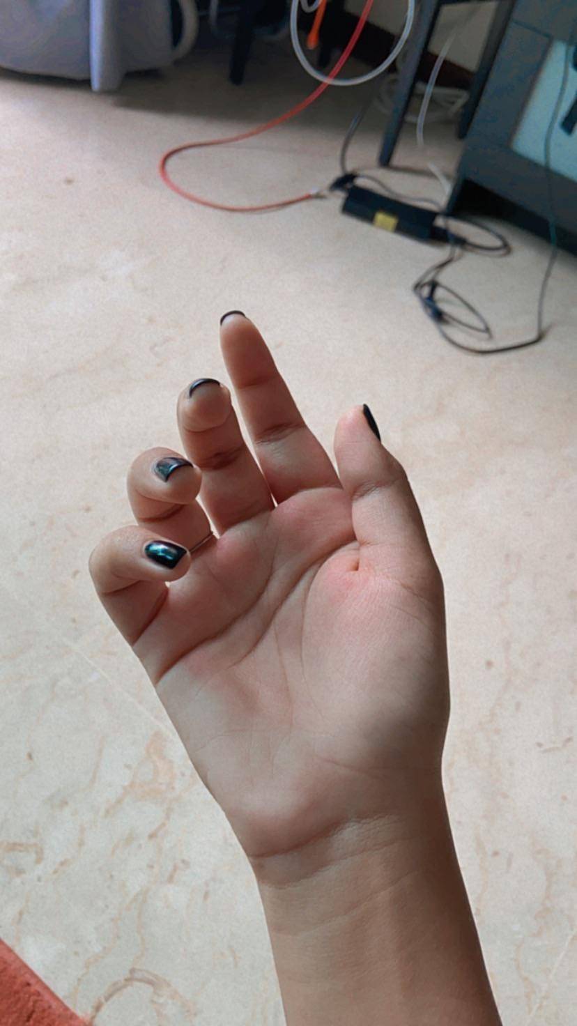 Light seeps through these hands | Scrolller