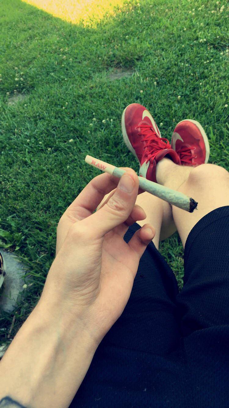 Like if you love weed :) | Scrolller