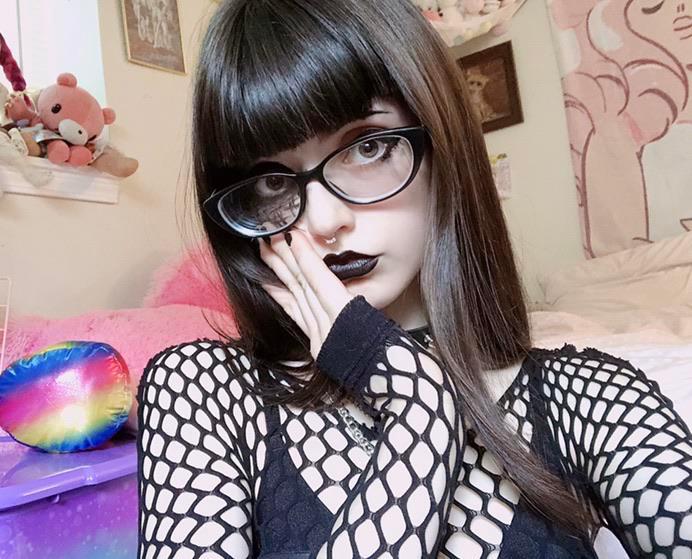 lil goth girl | Scrolller