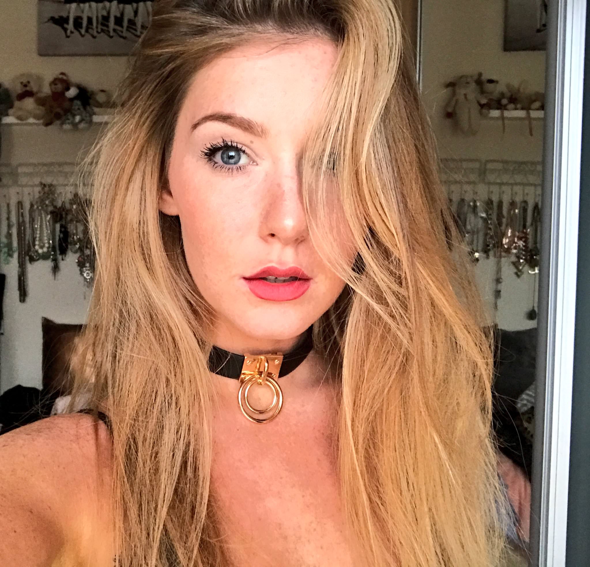 Lipstick and choker | Scrolller