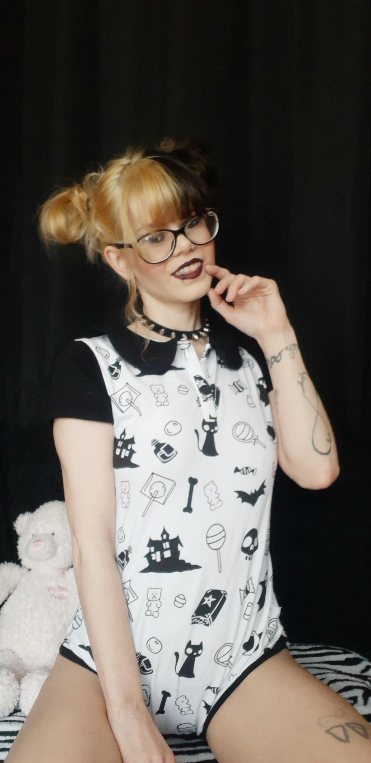 Little emo girl | Scrolller