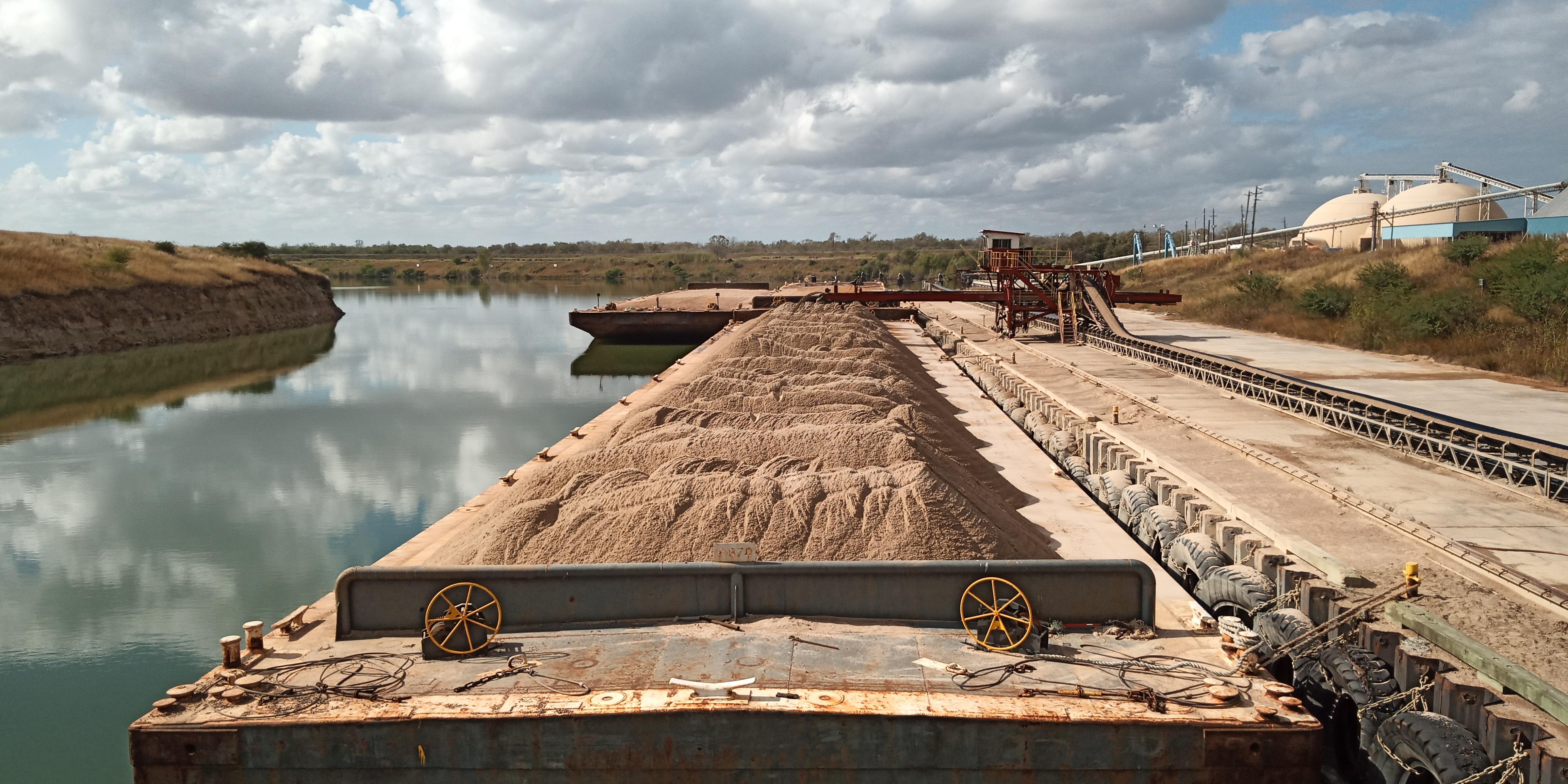 Loading barges in Victoria | Scrolller