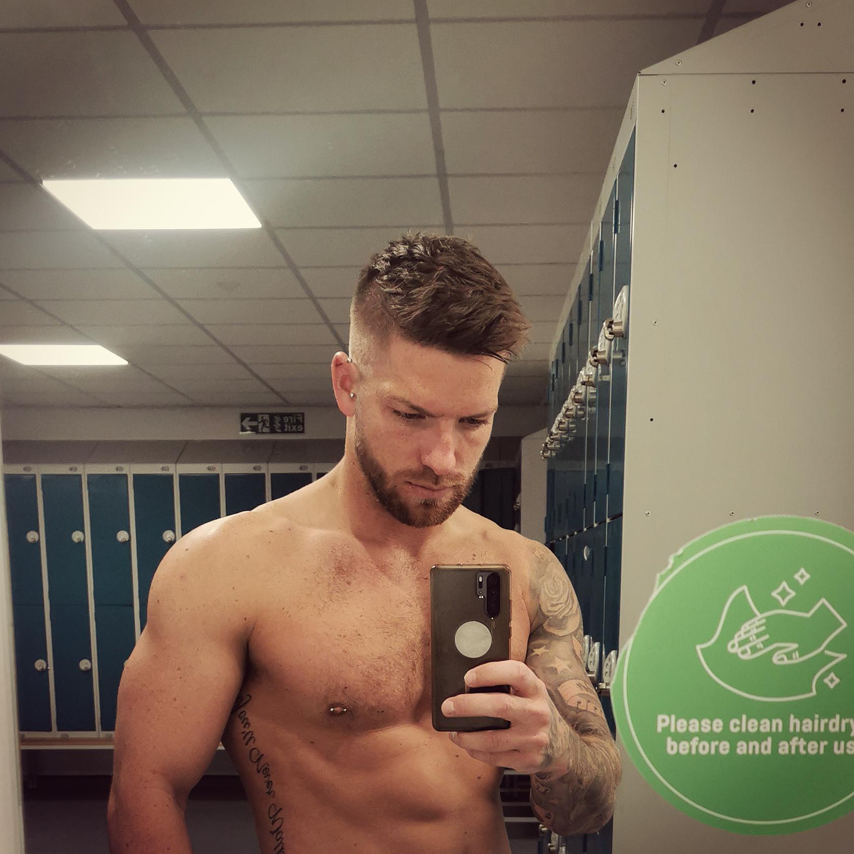 Locker room selfie 💪🏻 | Scrolller