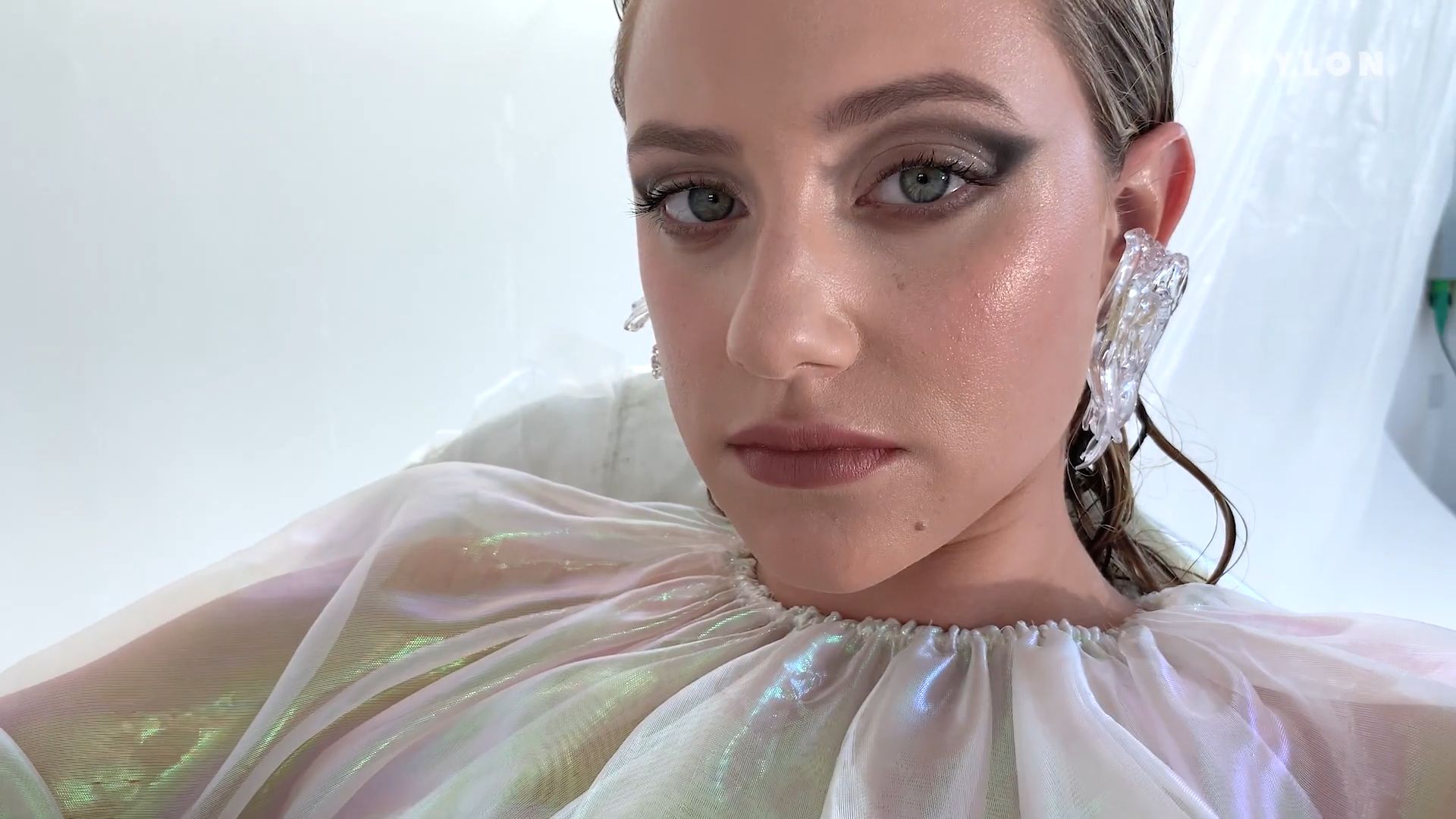 Look her in the eyes | Scrolller