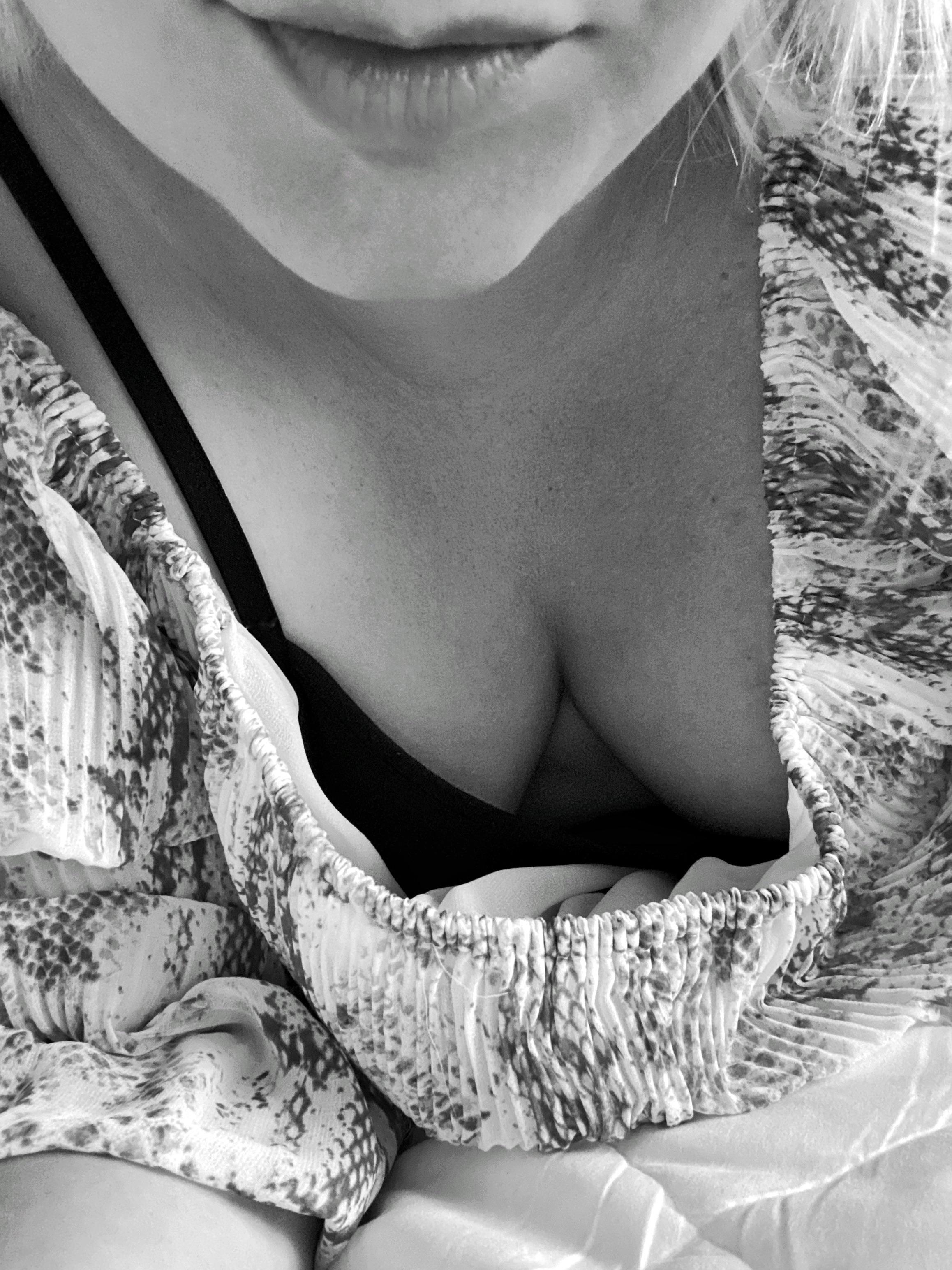 Looking into your eyes and feeling a little flirty… | Scrolller