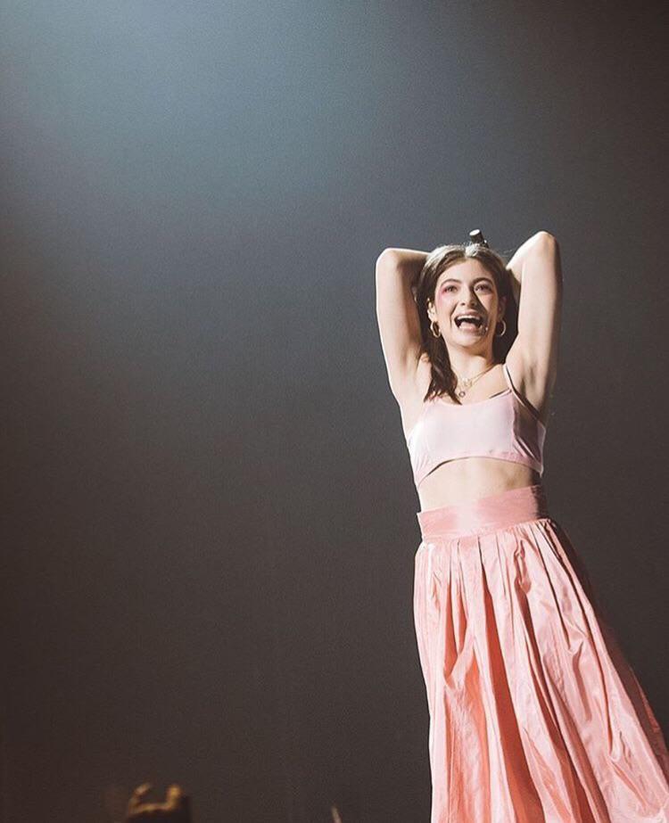 Lorde in pink | Scrolller