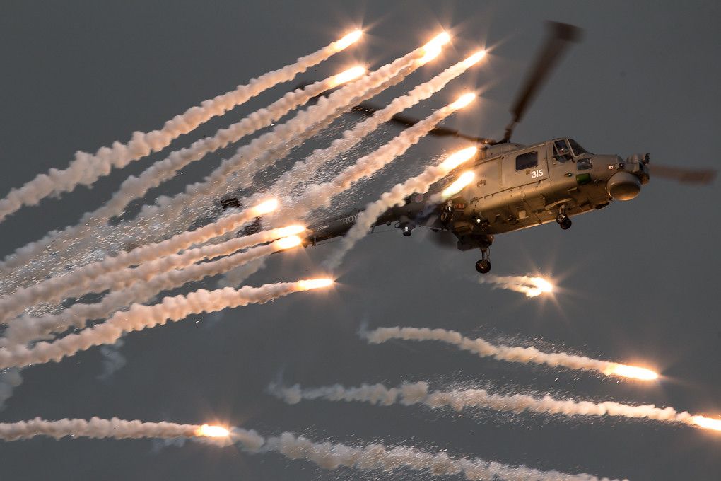 Lynx dropping flares, Yeovilton Summer 2012. | Scrolller