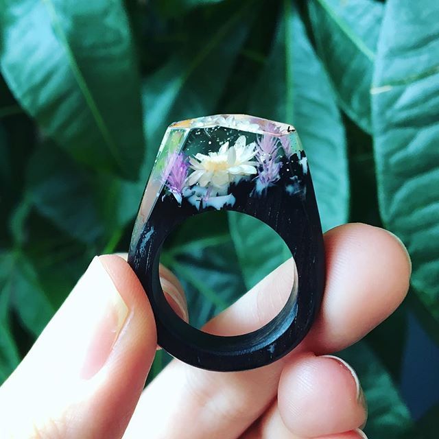 Made the flower resin ring | Scrolller