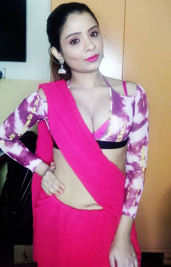 Madhuri Gupta navel in pink saree | Scrolller