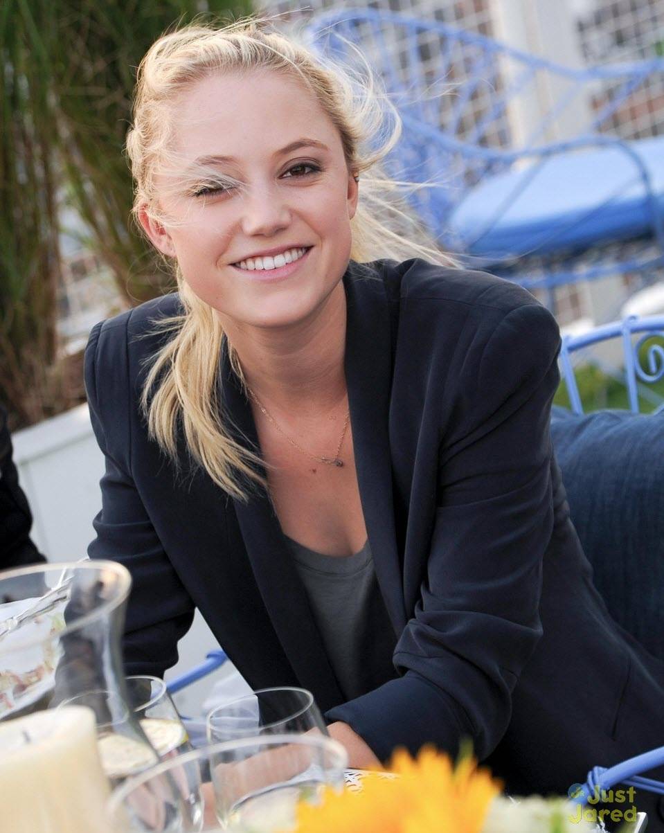 Maika Monroe | Scrolller