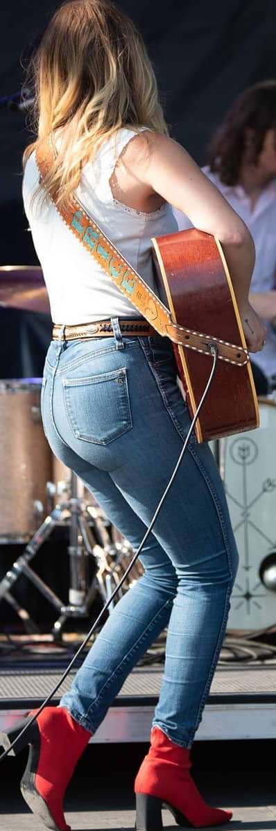 Margo Price's amazing ass in tight jeans | Scrolller