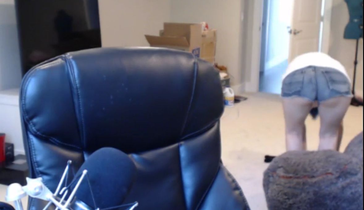 Meg's butt decided to make an appearance during her stream | Scrolller