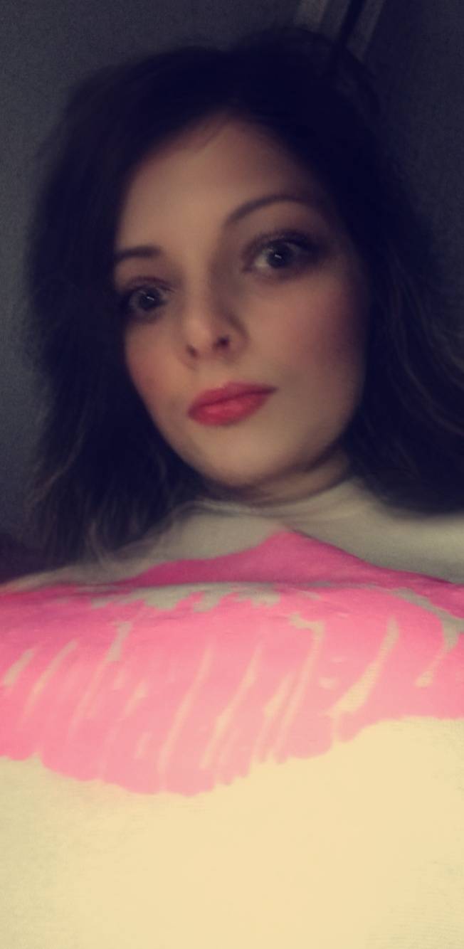 Message me girls and CD | Scrolller