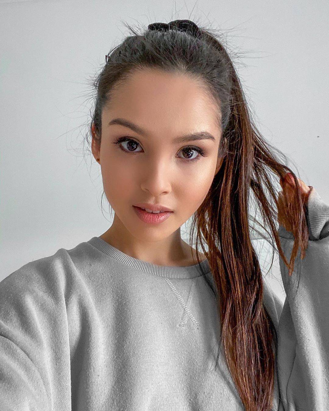 Mia Lewin | Scrolller