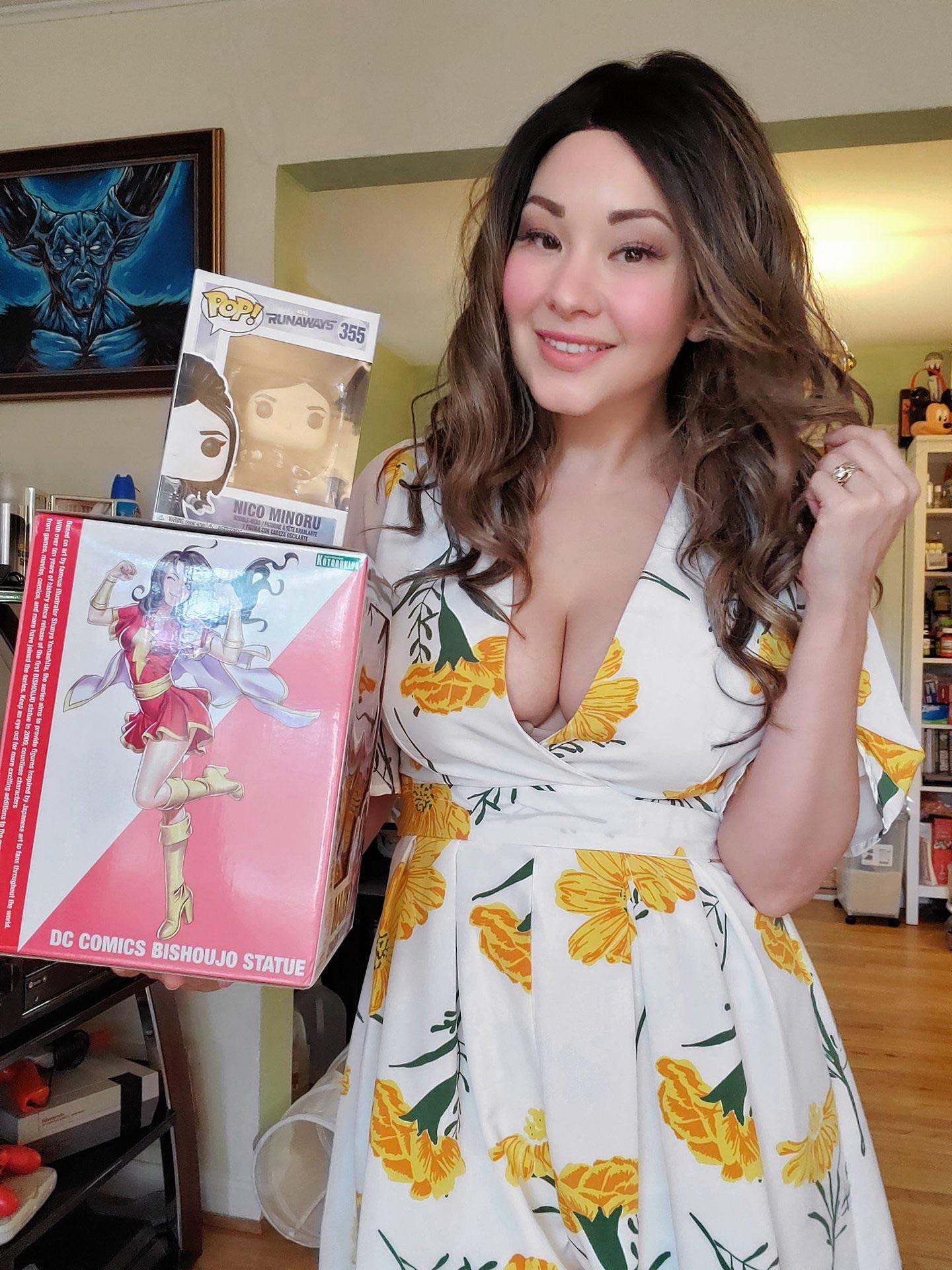 Mia's Showing Off Her Goods | Scrolller