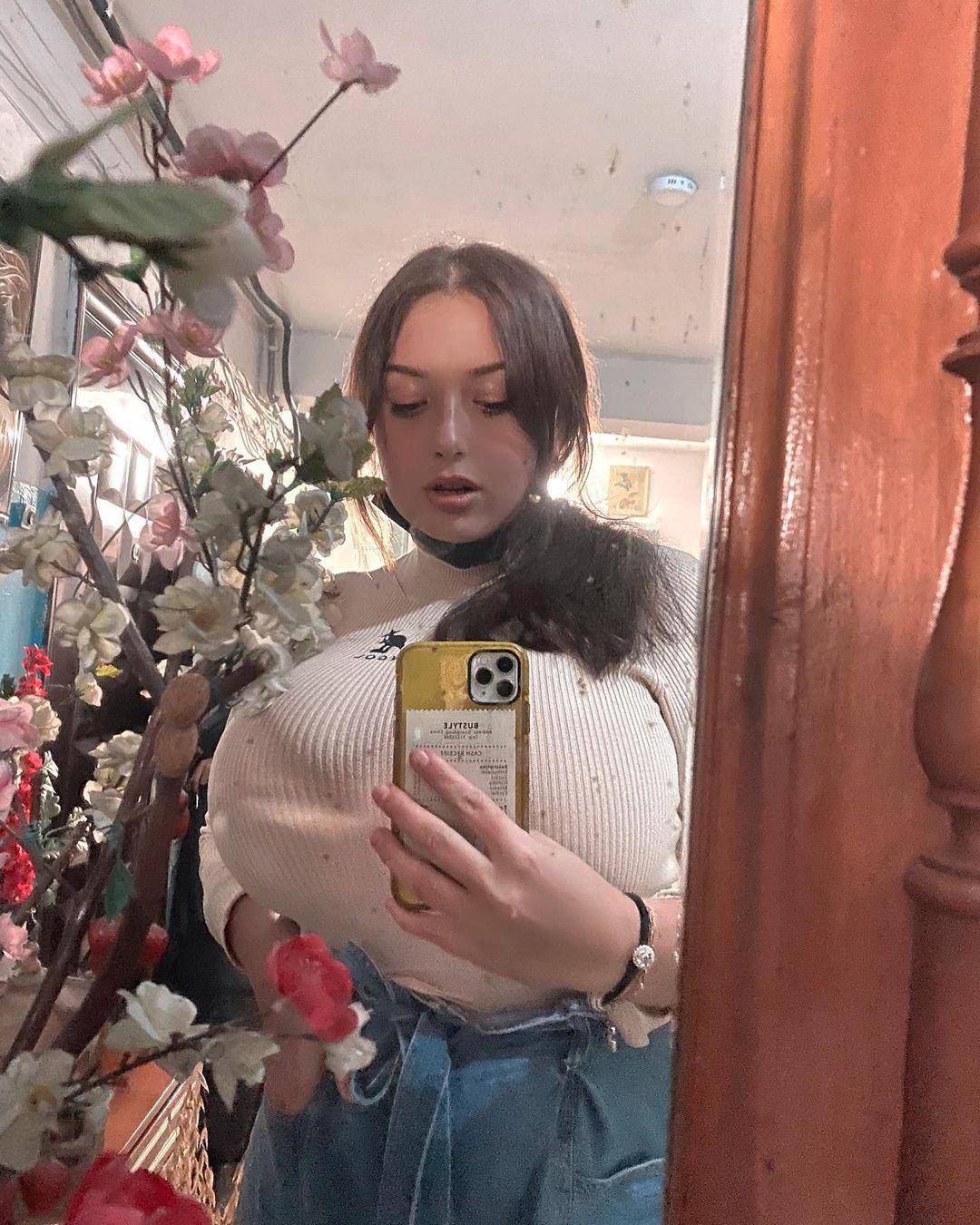 Milada Moore | Scrolller