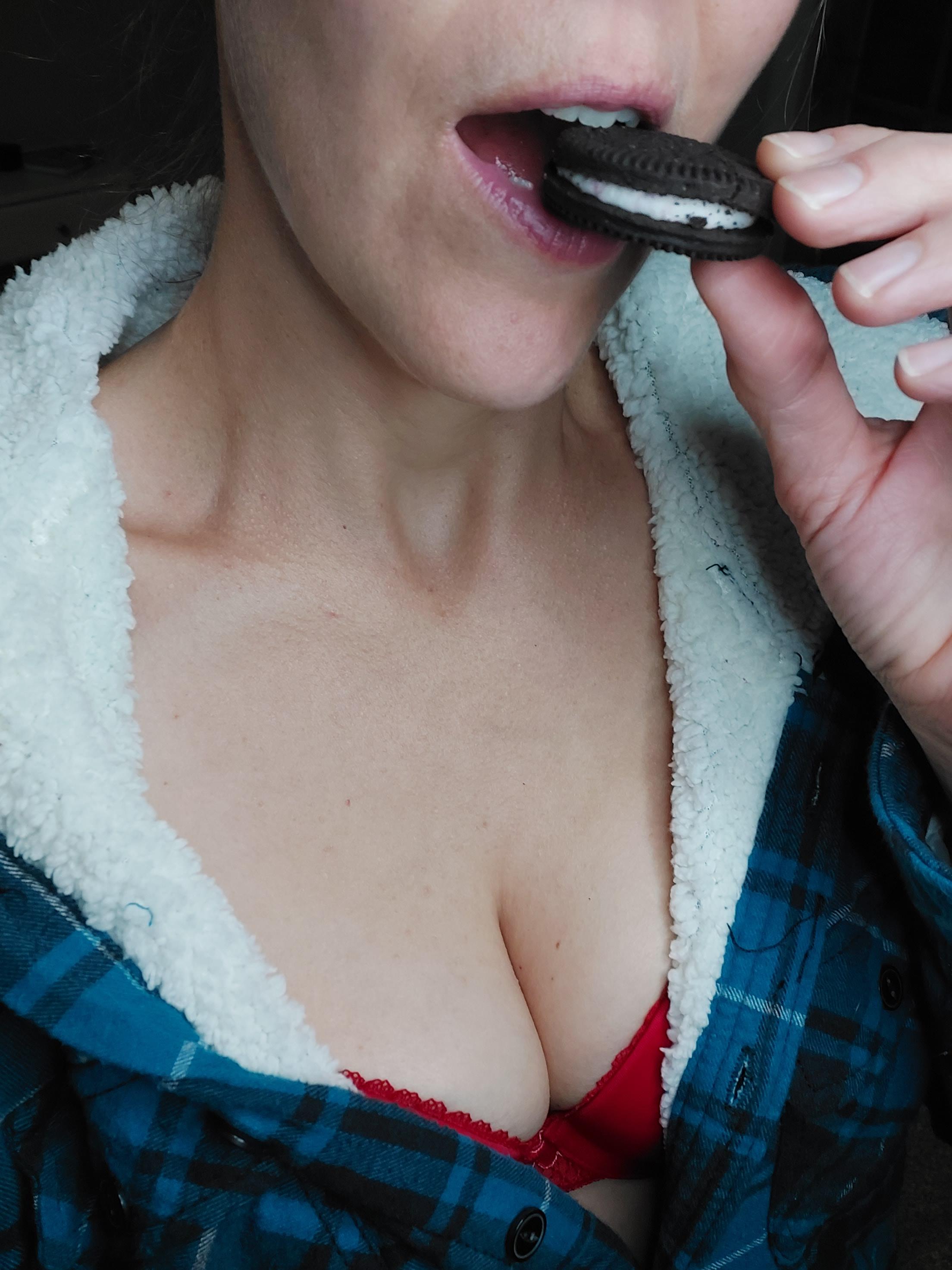 MILF and cookies 🍪 | Scrolller