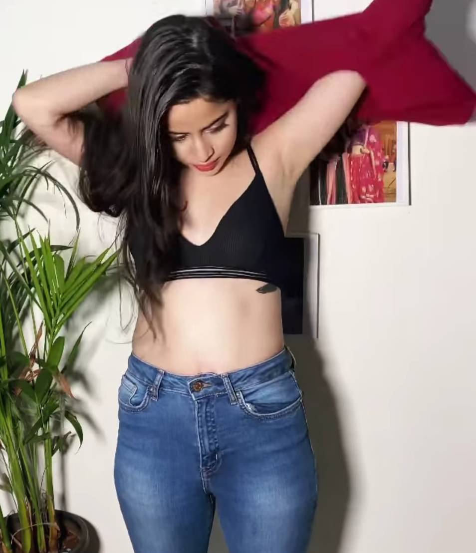 Milky armpit of Urfi Javed | Scrolller