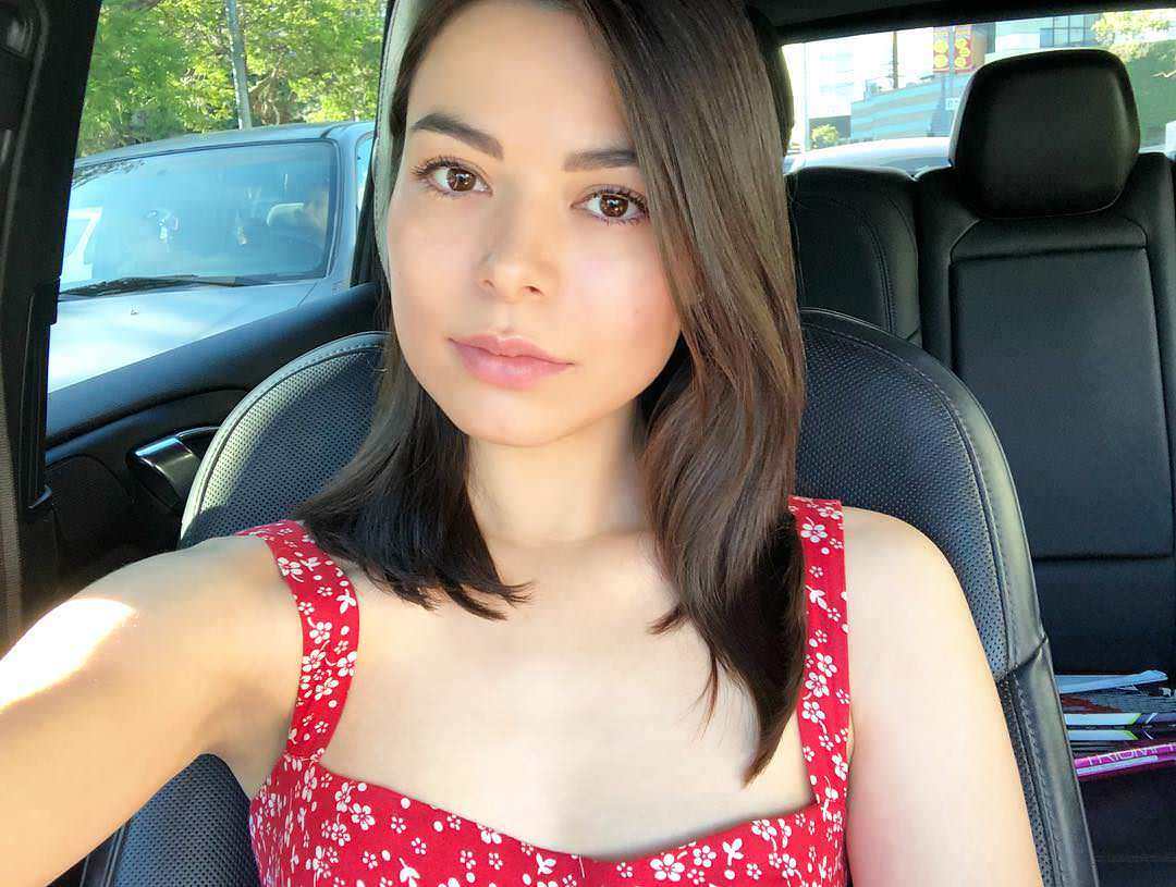 Miranda Cosgrove... those lips.... | Scrolller