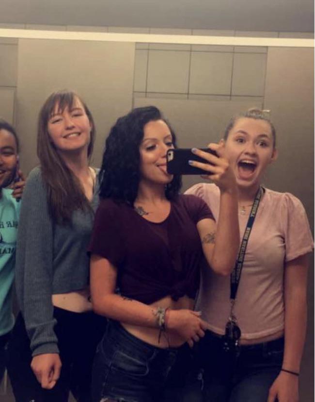 Mirror selfie [3] | Scrolller