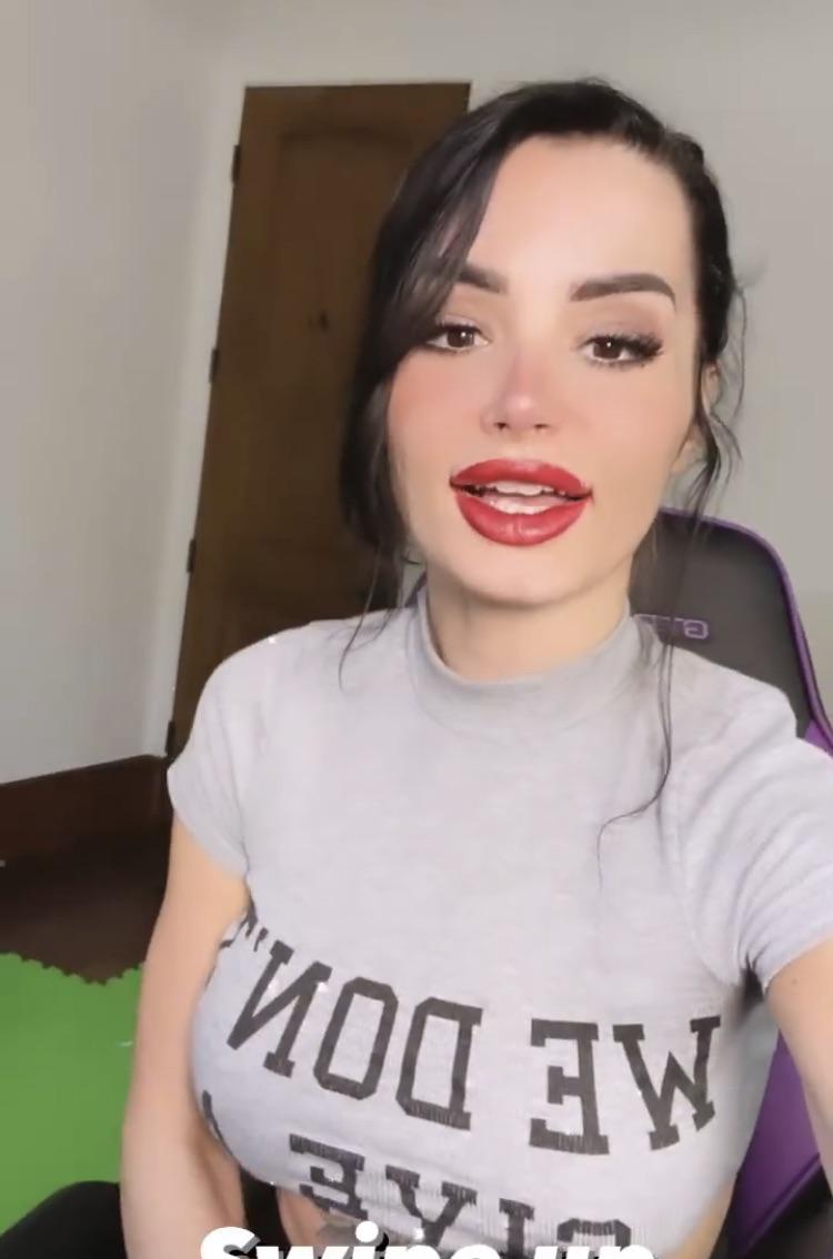 Mmmm fake lips and fake tits 😍😍 | Scrolller
