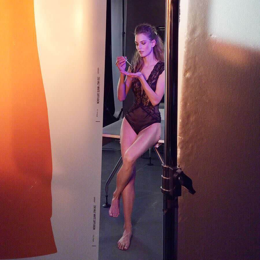 Modeling backstage | Scrolller