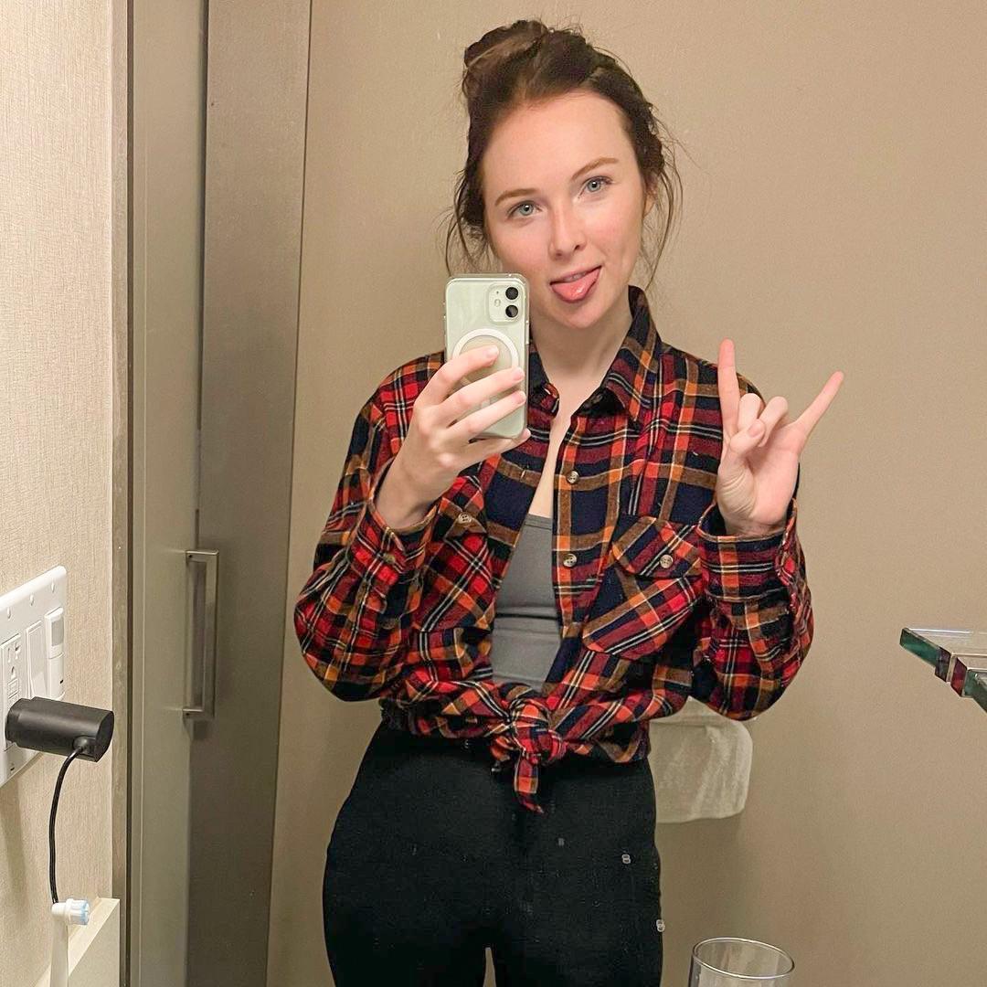 Molly Quinn | Scrolller