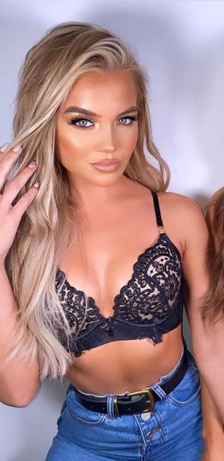 Busty Molly 🥵 | Scrolller