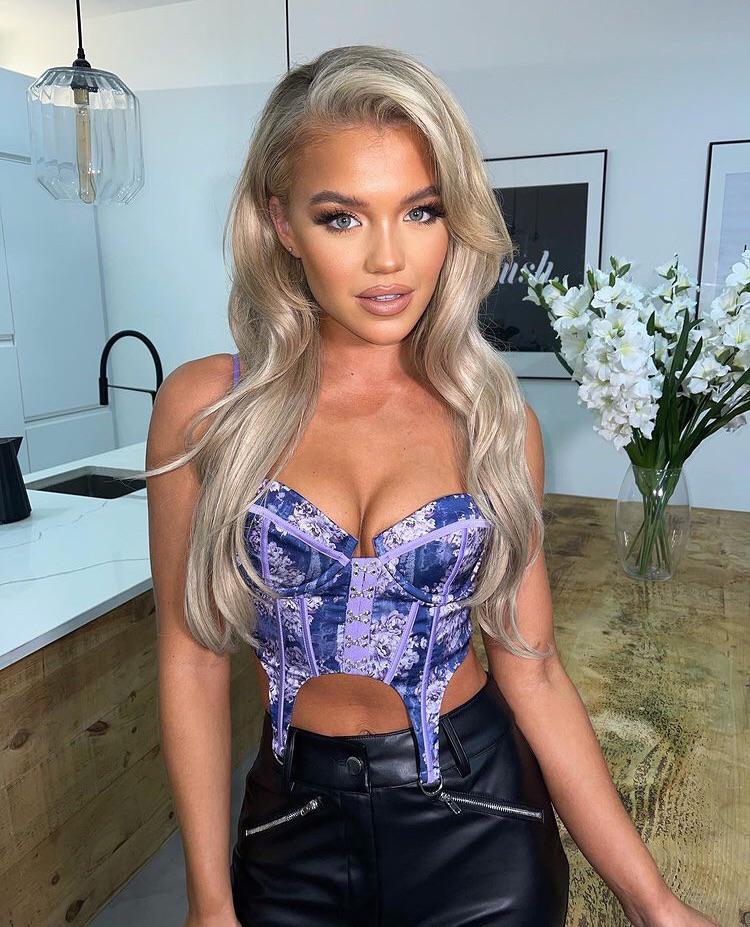 Molly Smith | Scrolller