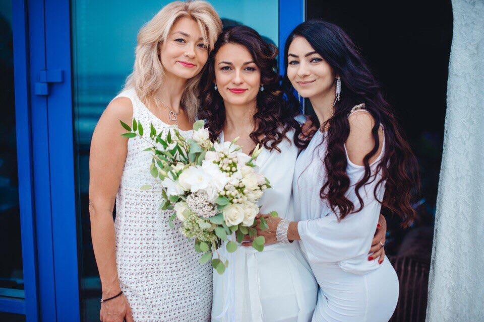 Mom Older Daughter Younger Daughter Scrolller